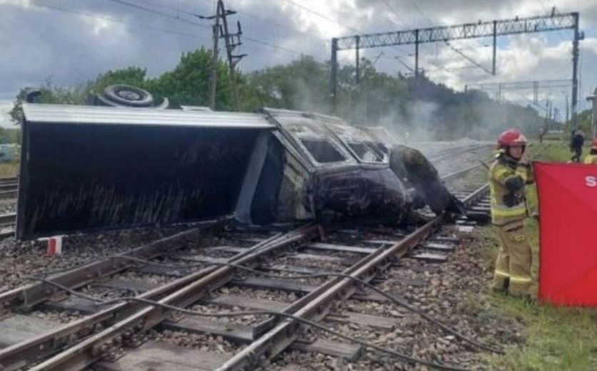 Tragedia na przejeździe kolejowym pod Toruniem. Rogatki podniosły się za szybko?