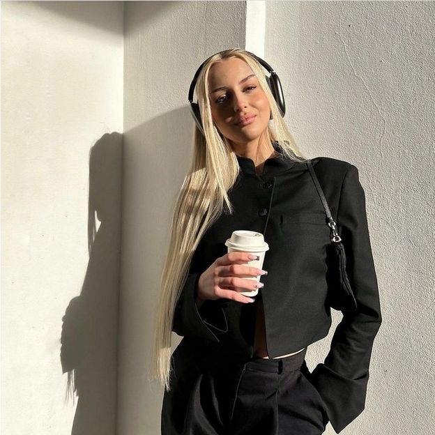 Dziewczyna Sebastiana Fabijańskiego w śmiałych pozach. 19-latka ma ...