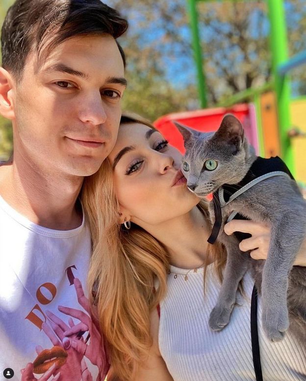 Wytknęli jej podróżowanie bez męża. Nie wytrzymała - Pudelek