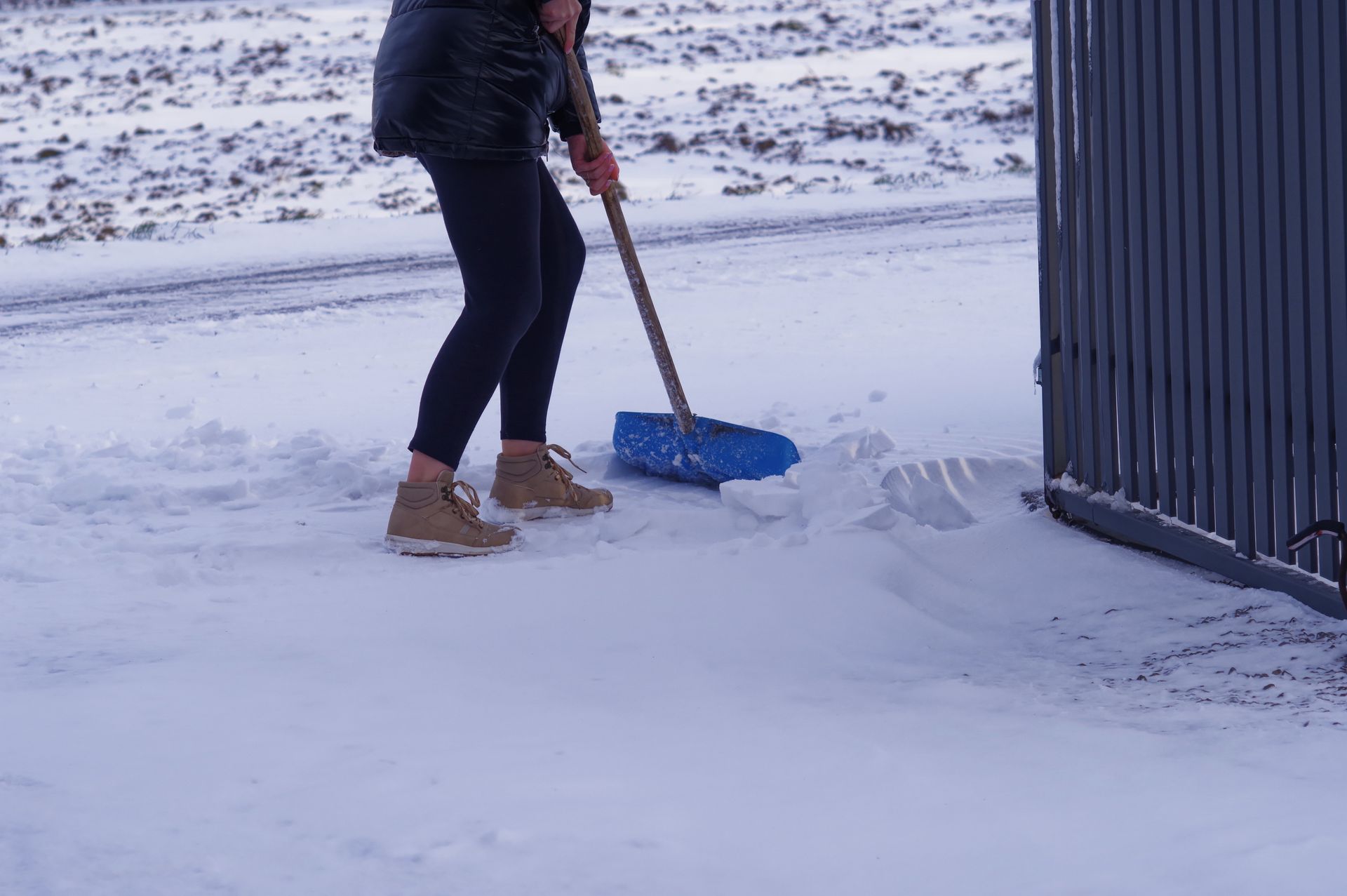 Odśnieżanie chodnika przed domem to nasz obowiązek. Kary mogą być dotkliwe