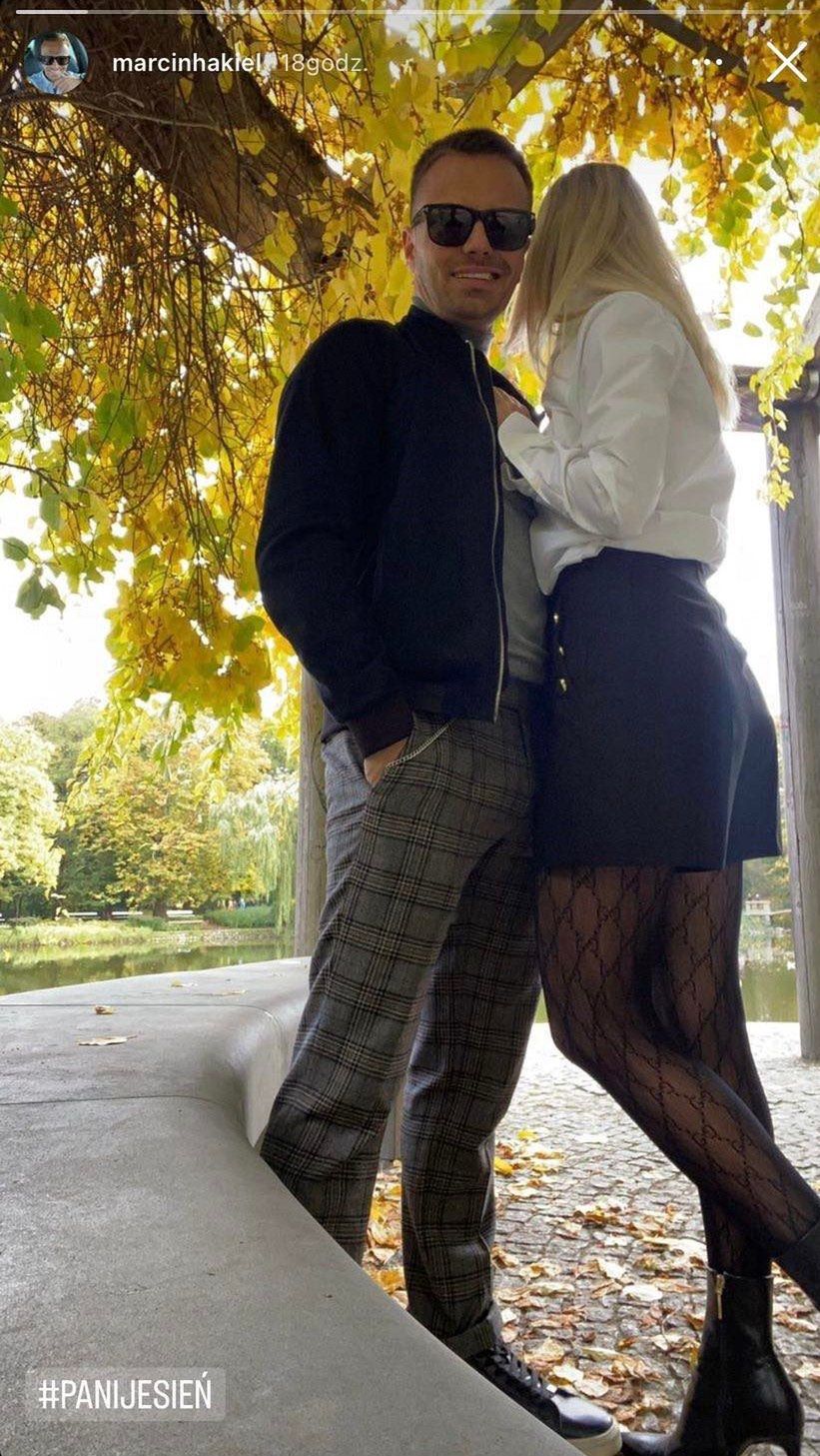 Marcin Hakiel z nową partnerką w parku. "Pani jesień"