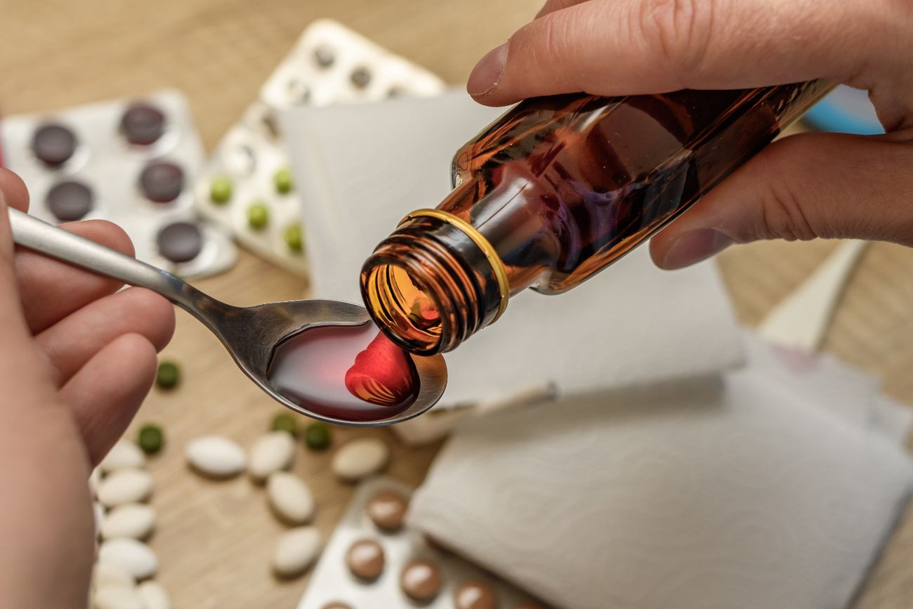 Wycofują dwie serie znanego syropu na kaszel. Oto co wykryli