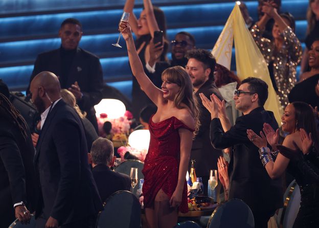 Kieliszki poszły w ruch. Tak Taylor Swift bawiła się na Grammy - Pudelek