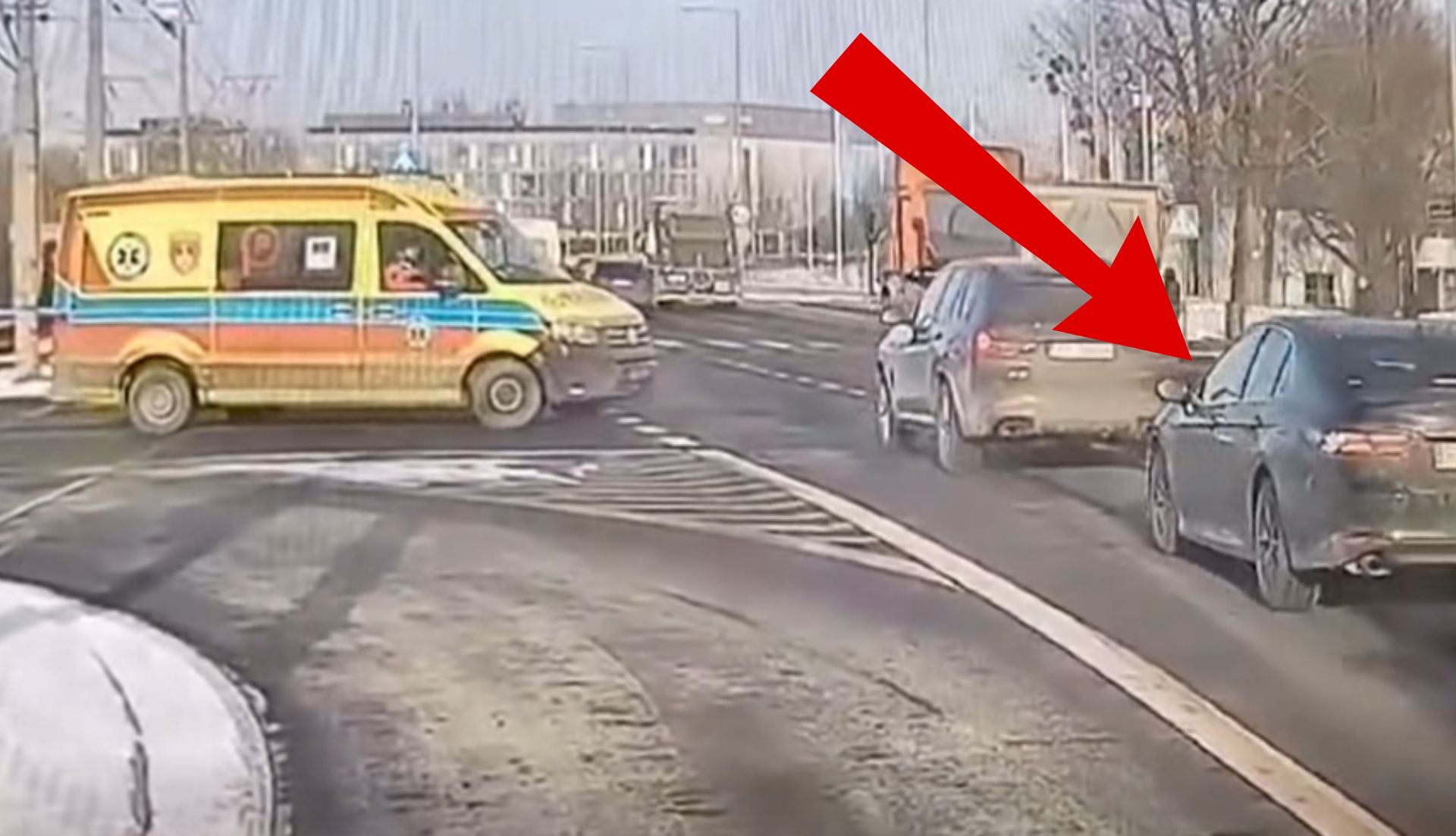 Chciał przepuścić karetkę. Aż się zatrzymała. Dwa uderzenia