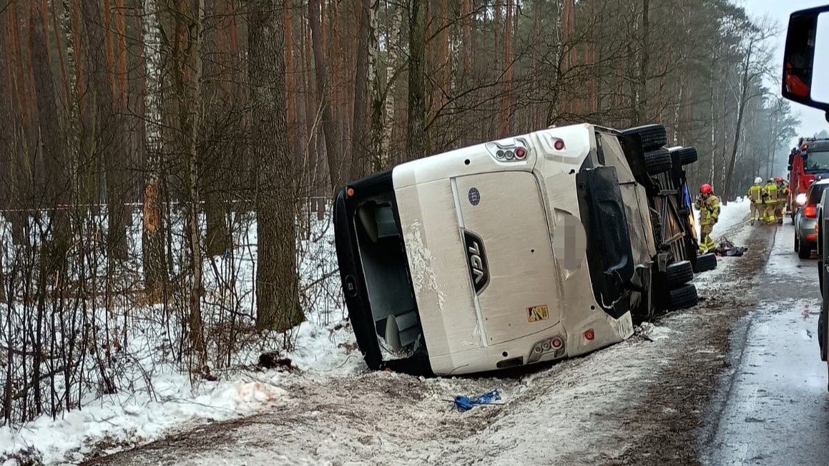 Puste Łąki: Wypadek autobusu na DK62 w powiecie wyszkowskim. 18 osób ...