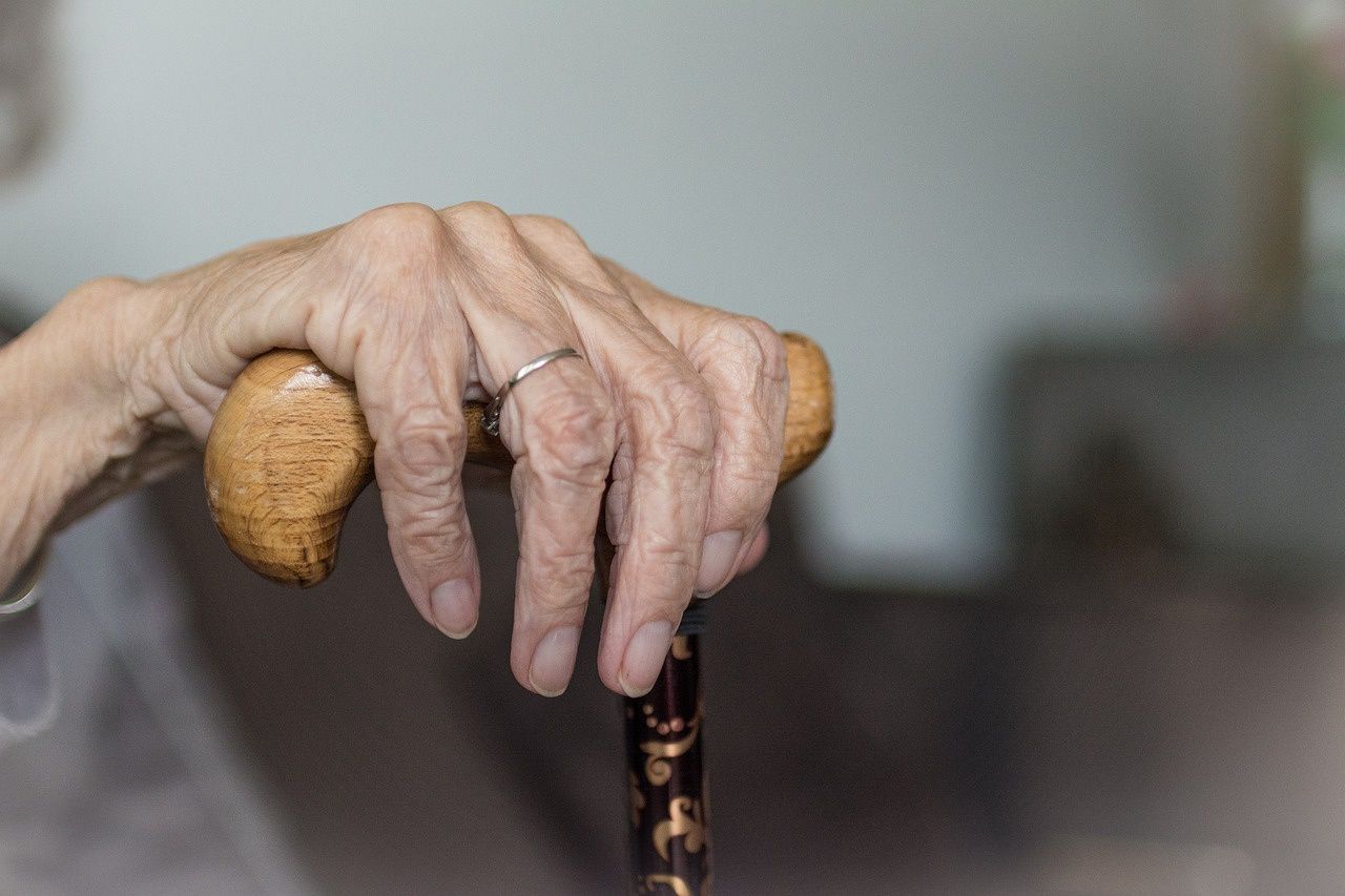 Ten zmysł umierający ludzie tracą jako ostatni. Odkrycie naukowców