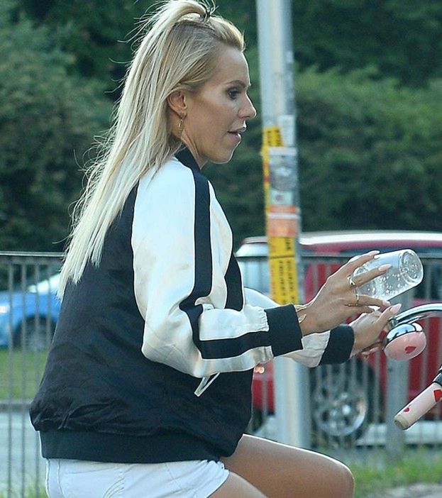 Doda na różowym rowerze z Anetką (ZDJĘCIA) - Pudelek