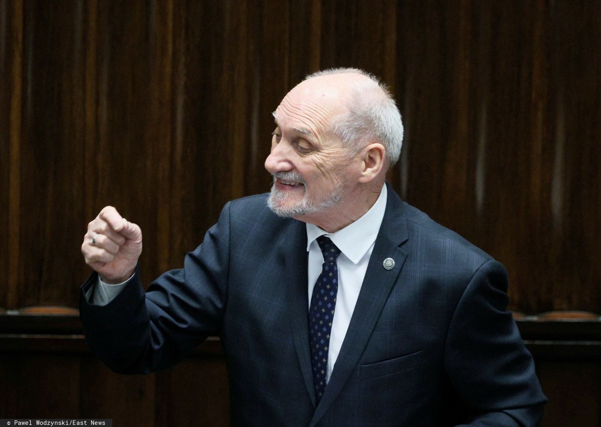 Dziwne zachowanie Macierewicza. Polityk nie chciał się tłumaczyć - WP ...
