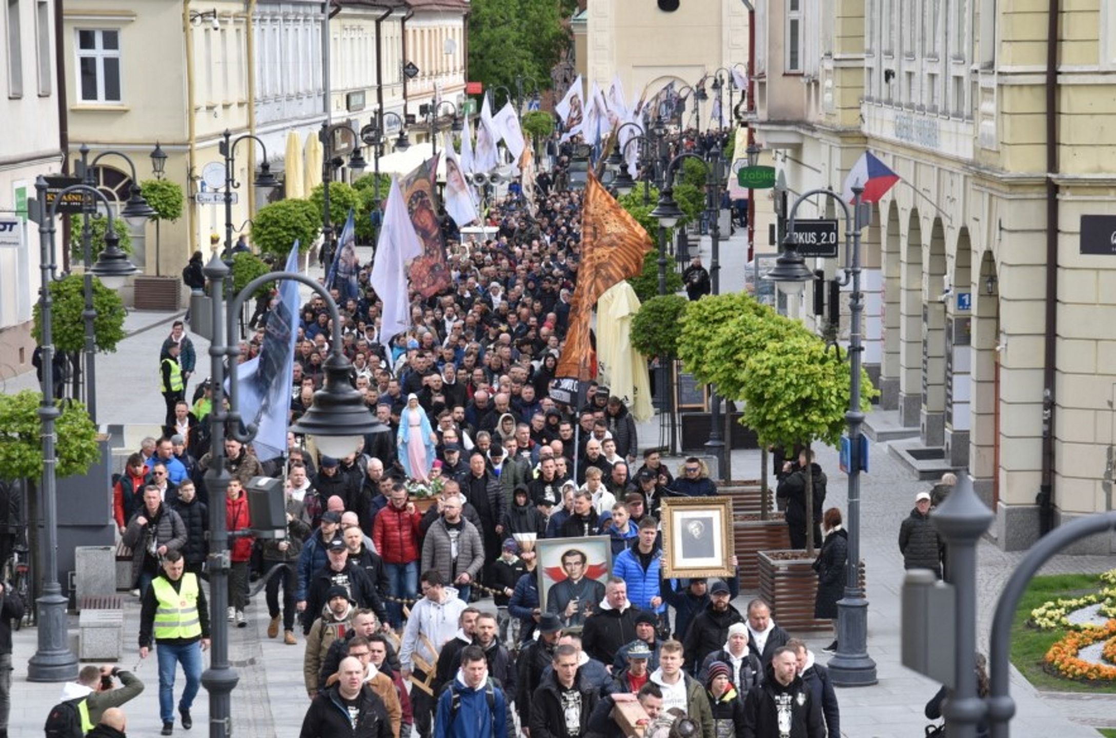 8 tys. ludzi wyszło na ulice. "Módlmy się za kapłanów" - o2
