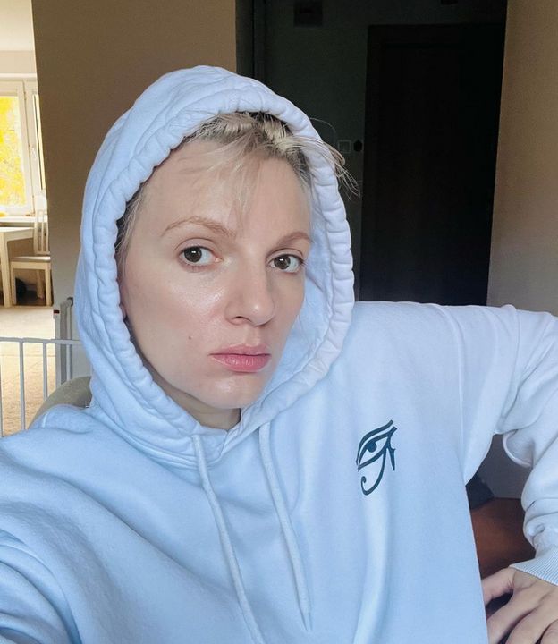 Tak dziś wygląda Sarsa. Ma NOWĄ FRYZURĘ! - Pudelek