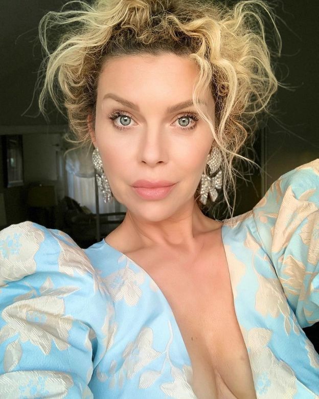 Żona Hollywood Kinga Korta Wczuwa Się W świąteczny Nastrój Na Plaży I Chwali Się 2 Letnim