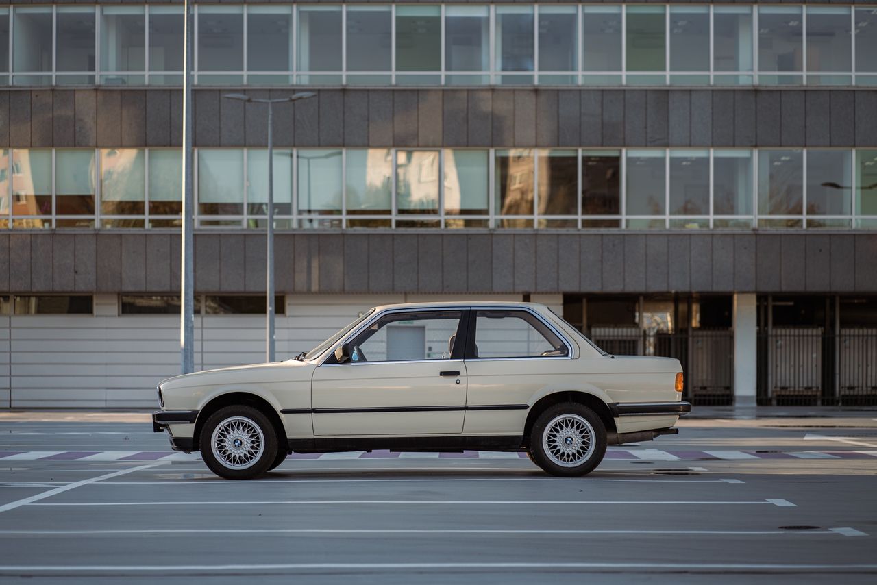 Test: BMW E30 316 - 40 lat temu pokazało, jak powinna wyglądać ...