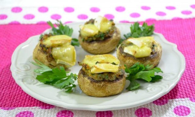 Pieczarki nadziewane serem camembert. Świetny pomysł na przystawkę