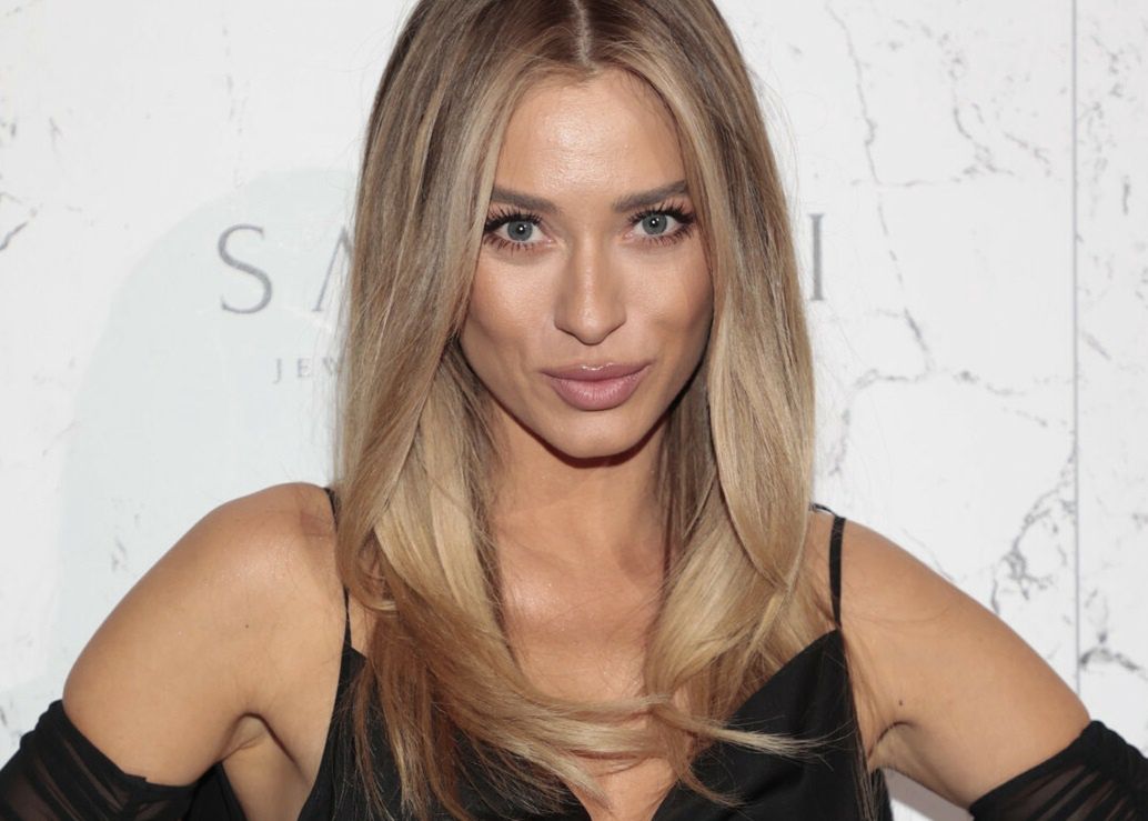 Wkroczyła w czarnej mini. Była gwiazdą wieczoru? - WP Kobieta