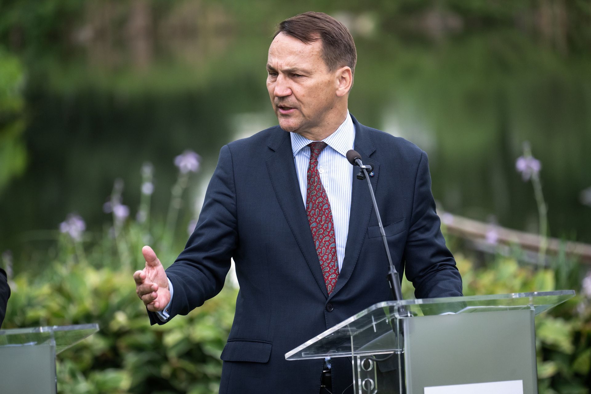 Sikorski odpowiada Mentzenowi. "Trzymamy armię Putina z dala od naszych granic"