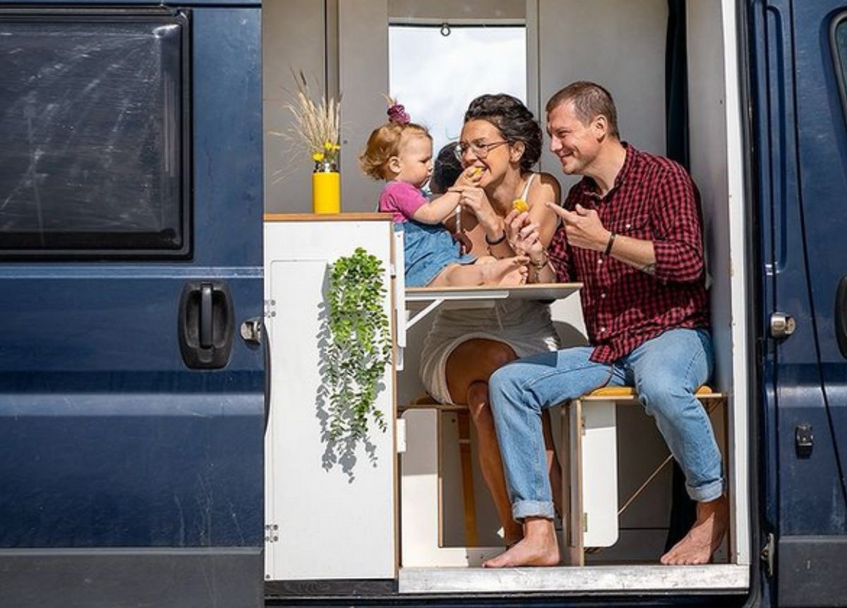 Mieszkają w vanie z 1,5-roczną córką. "Wydajemy na życie 10 euro ...