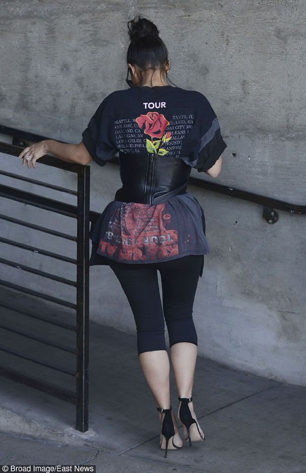 Kim Kardashian w podkoszulku i... "gorsecie" (ZDJĘCIA) - Pudelek