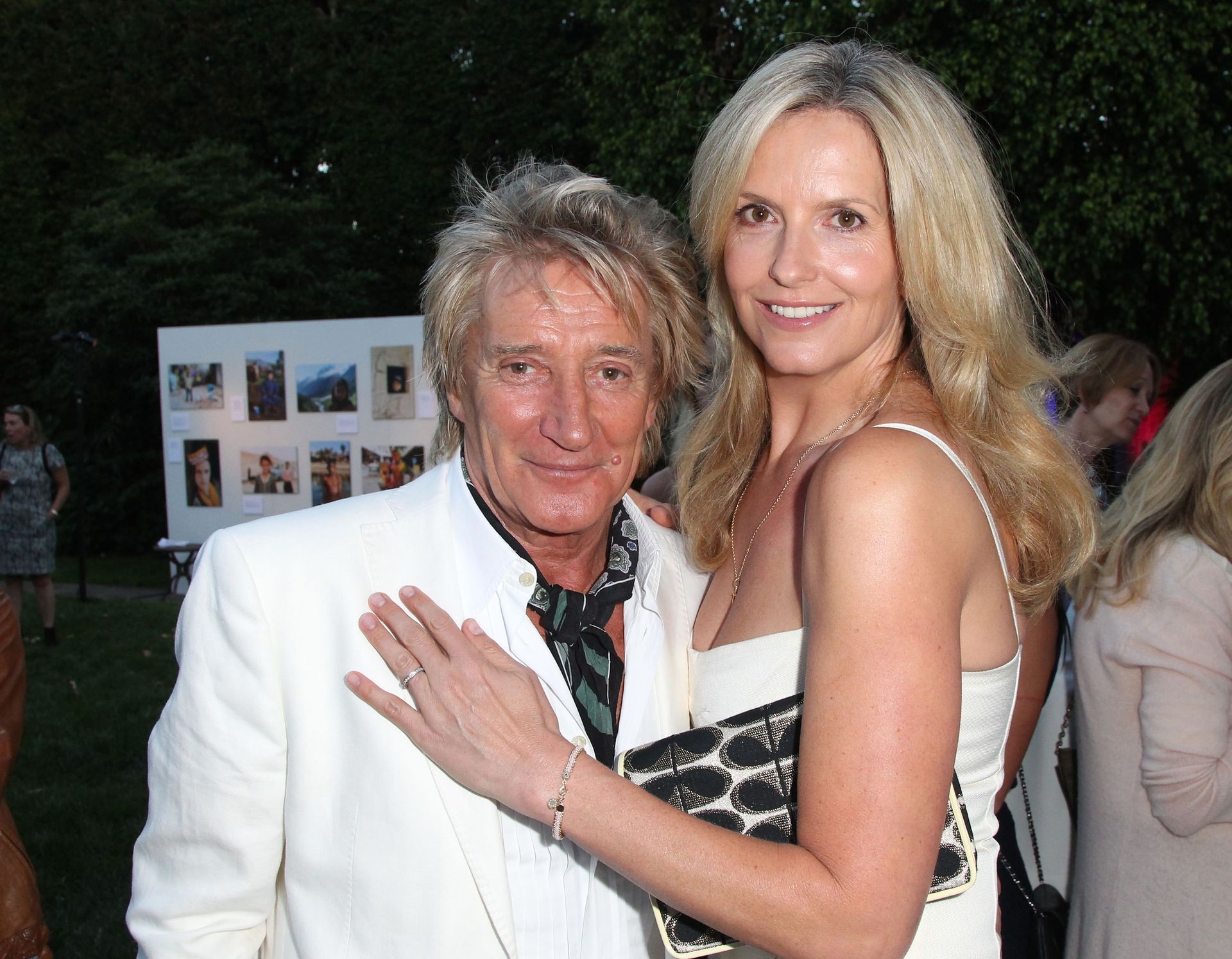 Rod Stewart pozuje z żoną na jachcie w Wenecji. Wyglądają, jakby znów ...