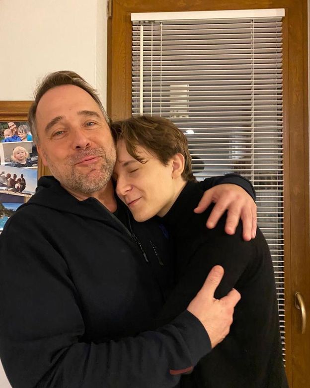 Łukasz Nowicki i Halina Mlynkova świętują 19. urodziny syna! Tak wygląda - Pudelek