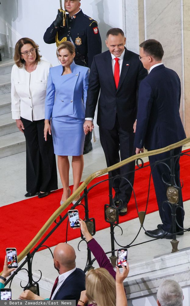 Młodsza siostra Karola Nawrockiego kibicuje mu podczas zaprzysiężenia. Kim jest Nina Nawrocka i ...