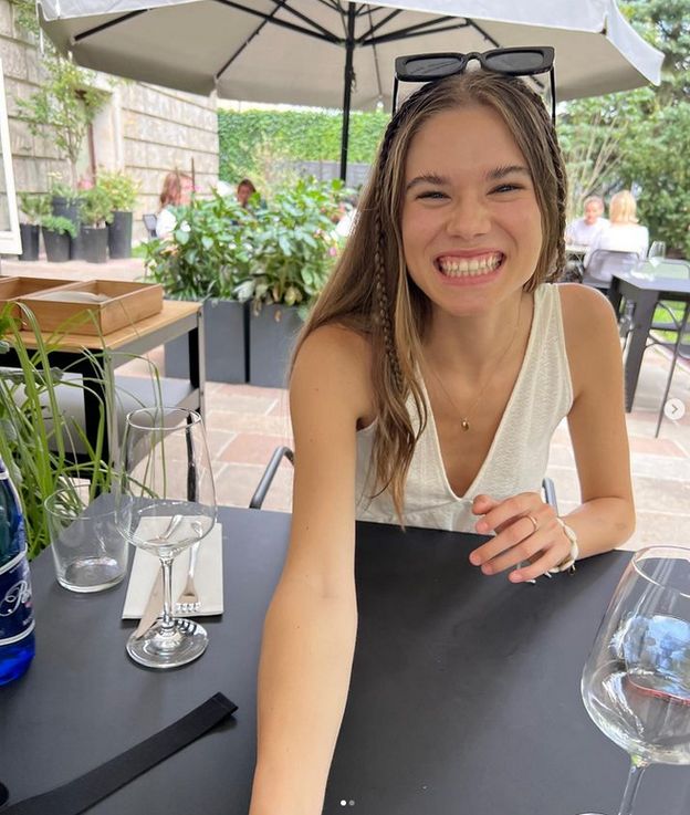 Musiał obściskuje się z ukochaną! Kobieta jest modelką (FOTO) - Pudelek