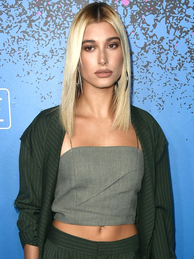 Hailey Baldwin pokazuje pępek na ściance - Pudelek