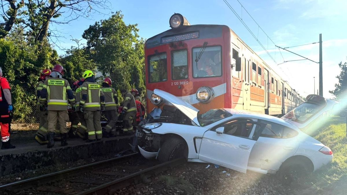 Porsche wjechało prosto pod pociąg. Za kółkiem 69-latek