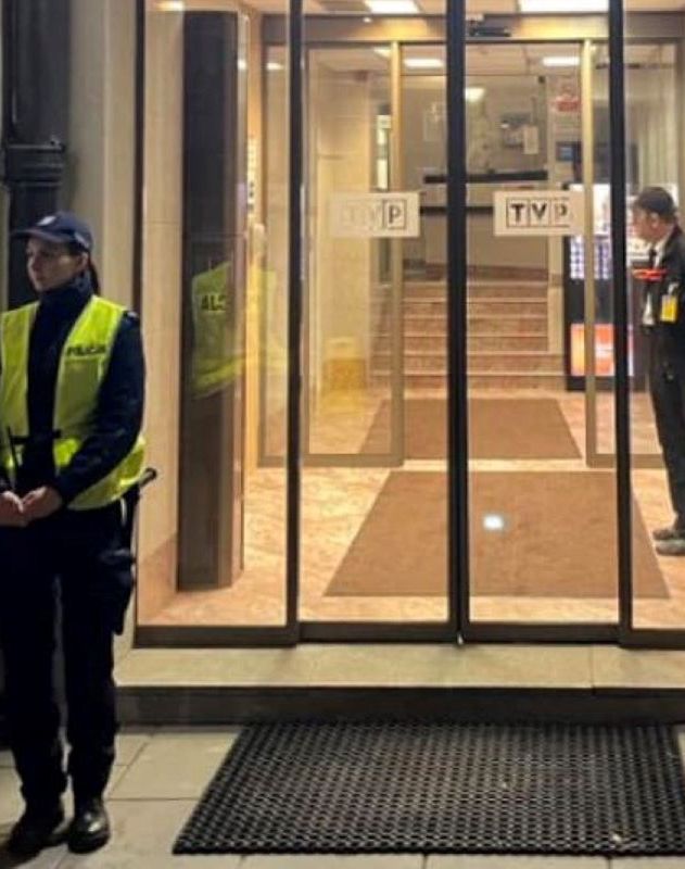 Policja pod siedzibą TVP. "Symbol dzisiejszej Polski"