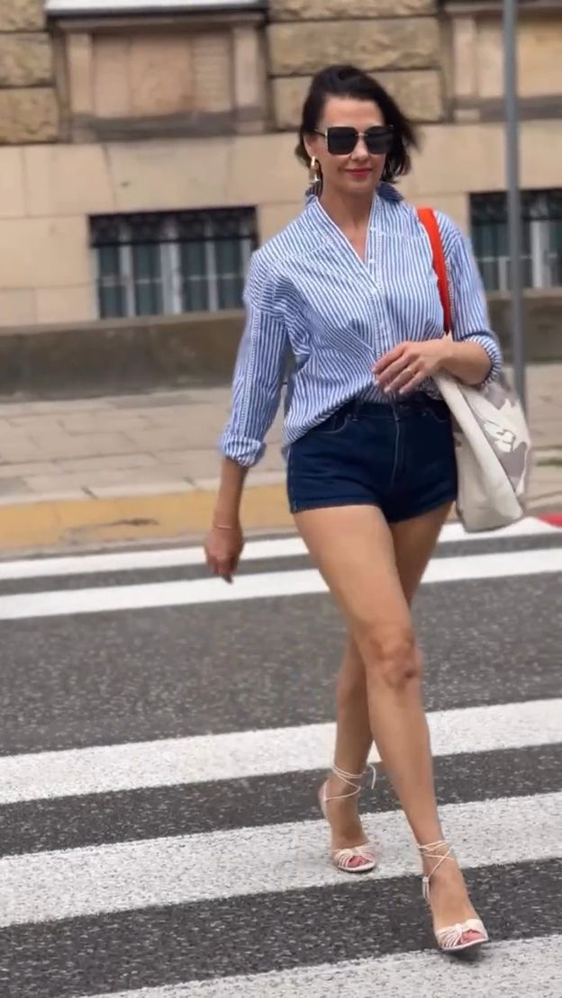 Anna Popek mknie po przejściu dla pieszych w ultrakrótkich szortach ...