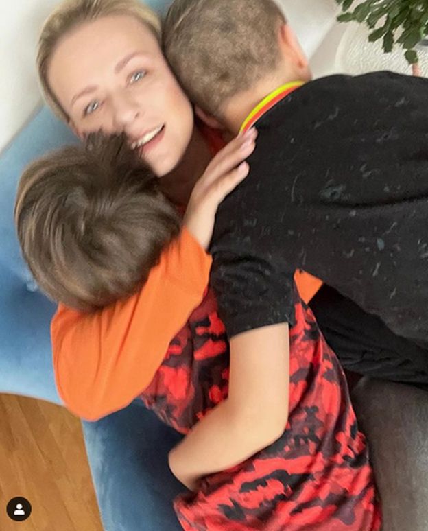 Aneta Zając wybrała się z synami do kina i pokazała, jak dziś wyglądają. Robert i Michał mają ...