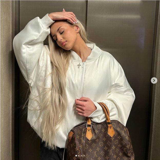 Dziewczyna Sebastiana Fabijańskiego w śmiałych pozach. 19-latka ma ...