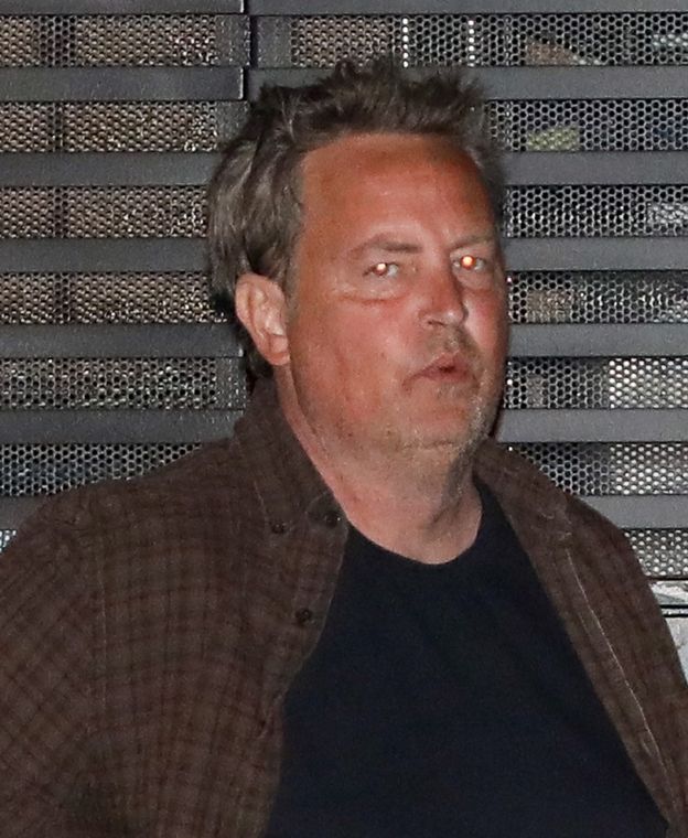 Zmarniały Matthew Perry pali papierosa na tyłach ekskluzywnej ...