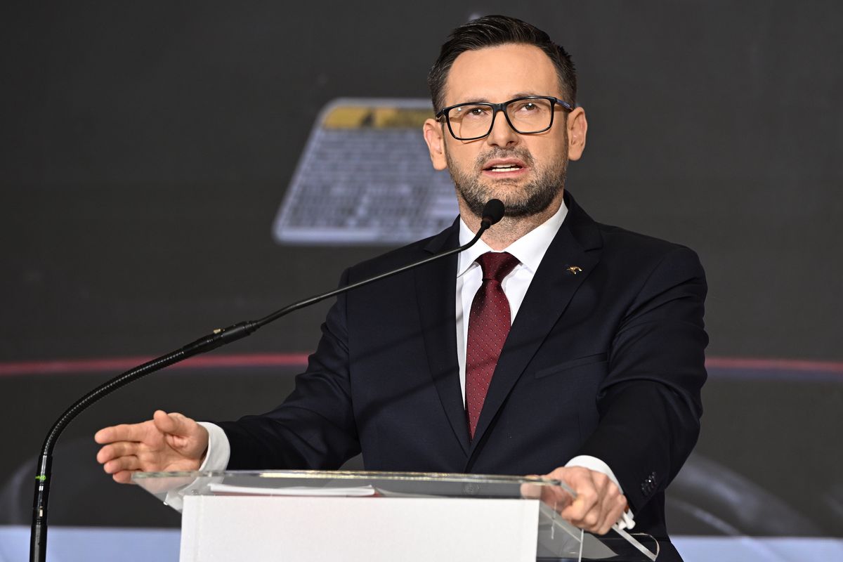 Gdzie jest Obajtek? "Przemieszczam się" - WP Wiadomości