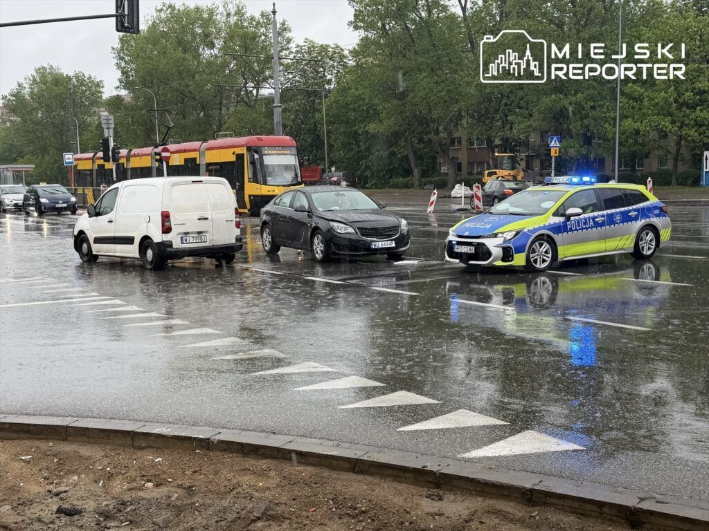 Warszawa: Zderzenie na Alei Krakowskiej. Kierowca Opla w szpitalu