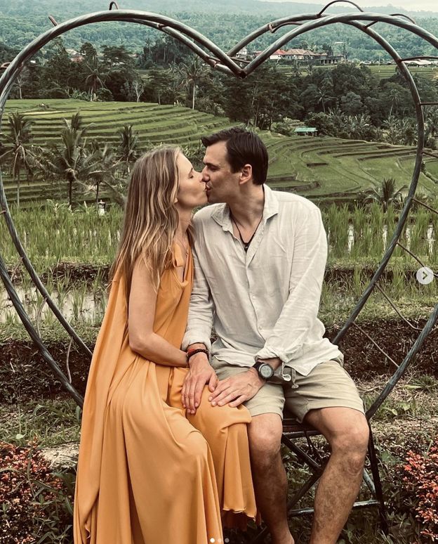 RZADKI WIDOK: Bieniuk namiętnie całuje modelkę. Patrzymy na łóżko - Pudelek