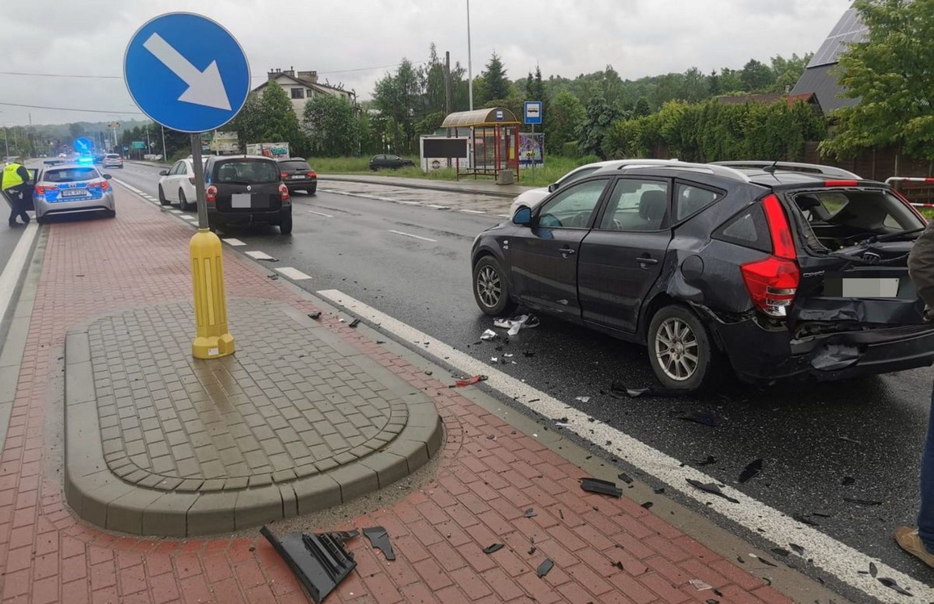 Pijany kierowca zostawił rozbite auto na drodze i uciekł. Dopadł do ...