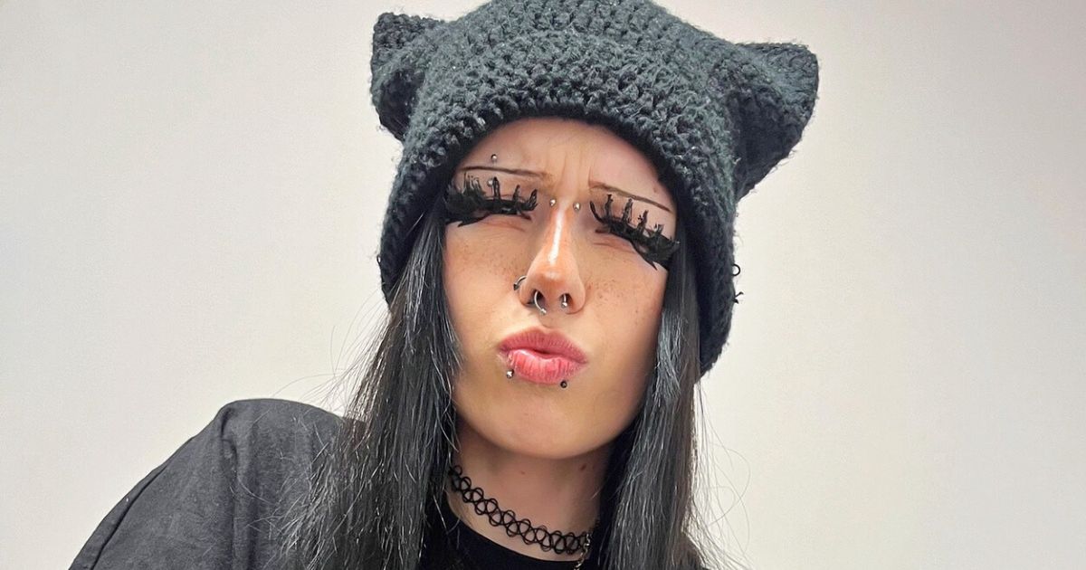 Kotolga ma już Skolima zawsze przy sobie. Wystarczy, że odsłoni rękaw ...