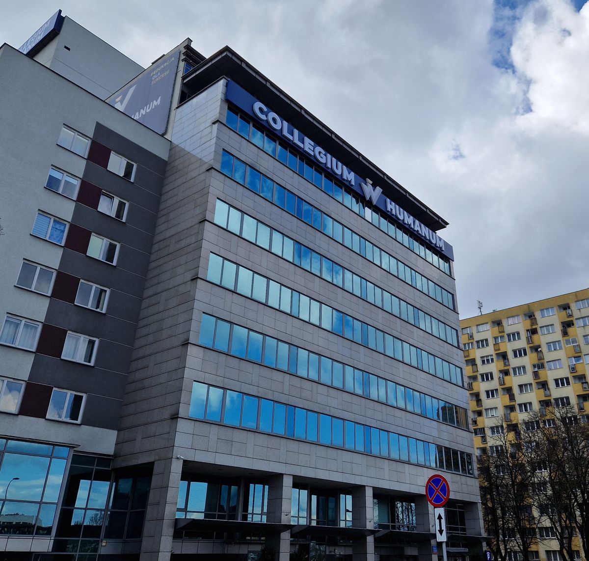 Collegium Humanum zmieni nazwę? Studenci: wszyscy się z nas śmieją - WP ...