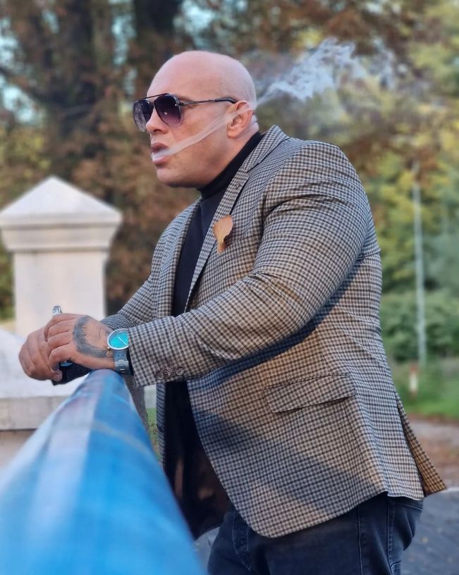 Dominik Abus to niezły elegancik. Pokazał się z dotąd nieznanej strony