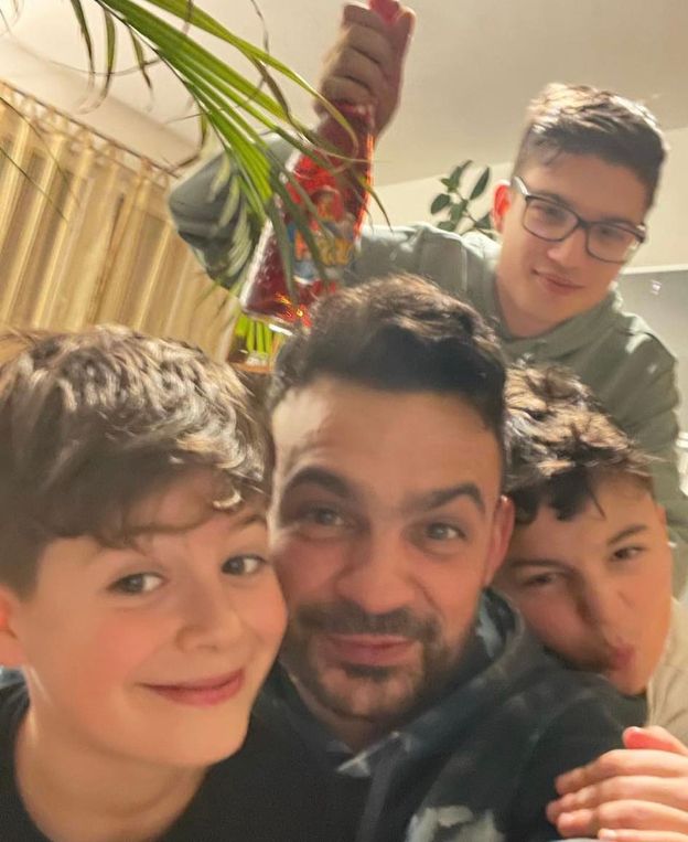 Robert El Gendy rozstał się z partnerką. Mają trzech synów - Pudelek