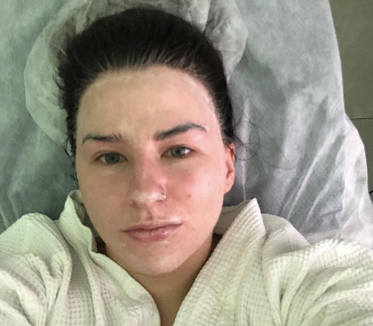 Influencerka przeżyła koszmar u kosmetyczki. "Czuję się jak brzydkie ...