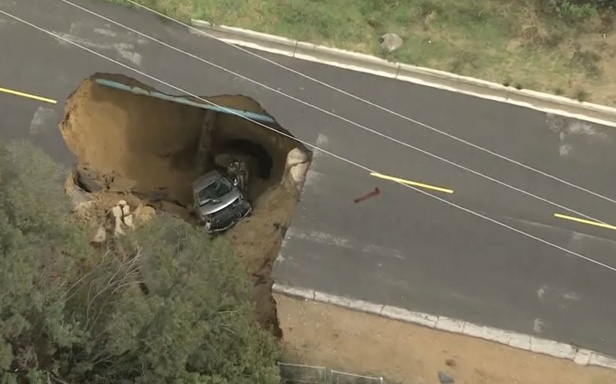 Potężny lej krasowy na drodze w USA. W środku dwa samochody - WP Wiadomości