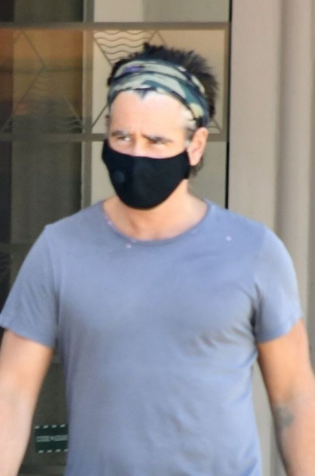 Przykładny tata Colin Farrell maszeruje w towarzystwie Henry'ego ...