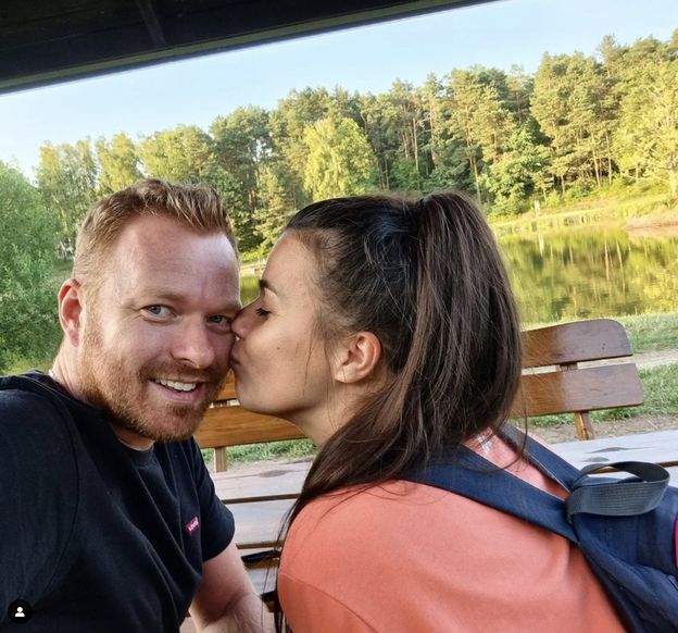 Michał Tomala z "Na Wspólnej" na nową ukochaną. To piękna brunetka - Pudelek