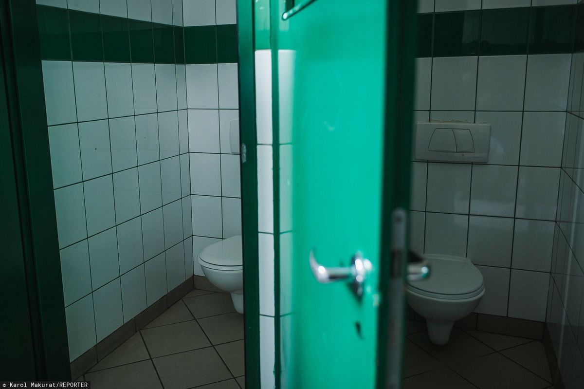 Uczeń zaalarmował o kamerach w toaletach. Tak tłumaczy się szkoła - WP Wiadomości