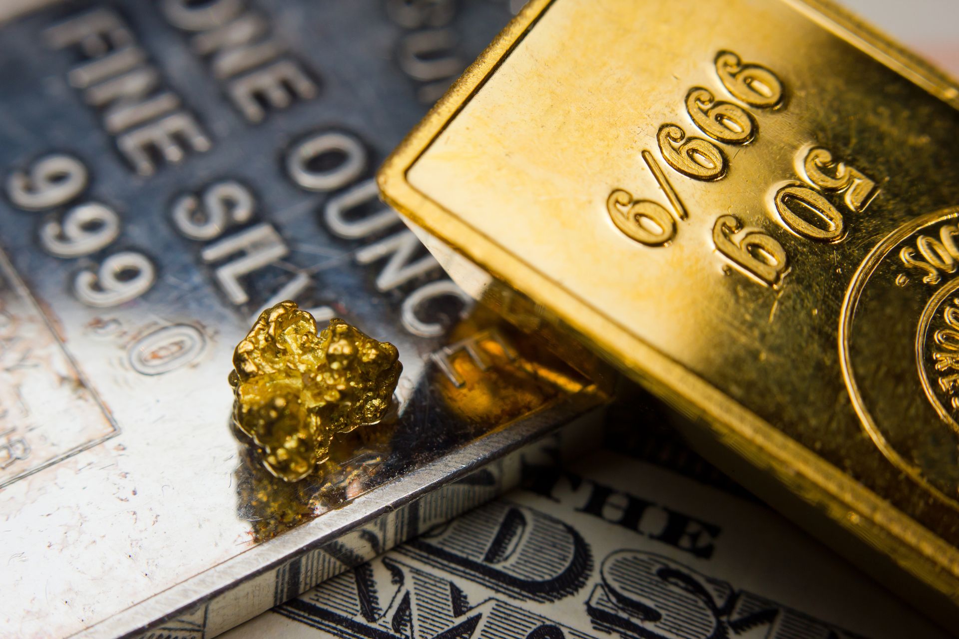 Goldman Sachs podnosi prognozę dla złota do 5400 dolarów za uncję