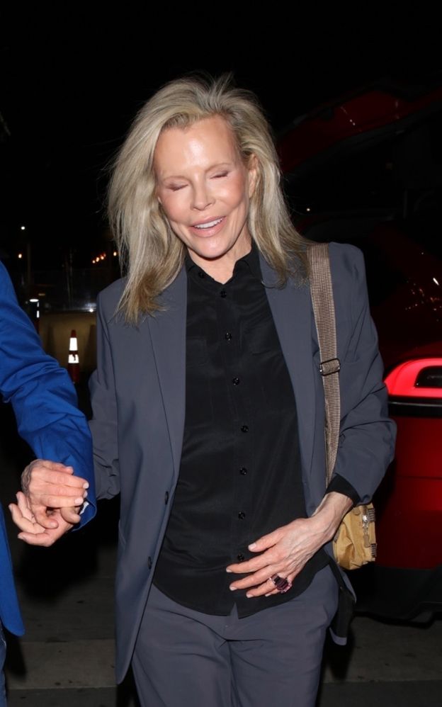 69-letnia Kim Basinger wędruje do klubu ze striptizem na baby shower ...