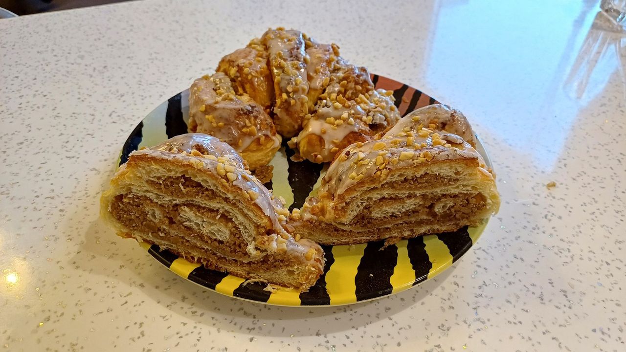 Spróbowałem rogali świętomarcińskich z Biedronki i Lidla. Pierwszy kęs ...