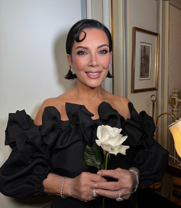Kris Jenner prezentuje odmłodzoną twarz po liftingu, a fani porównują ...