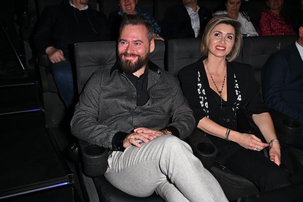 Rzadki widok. Krzysztof Stanowski bryluje z żoną na premierze - Pudelek